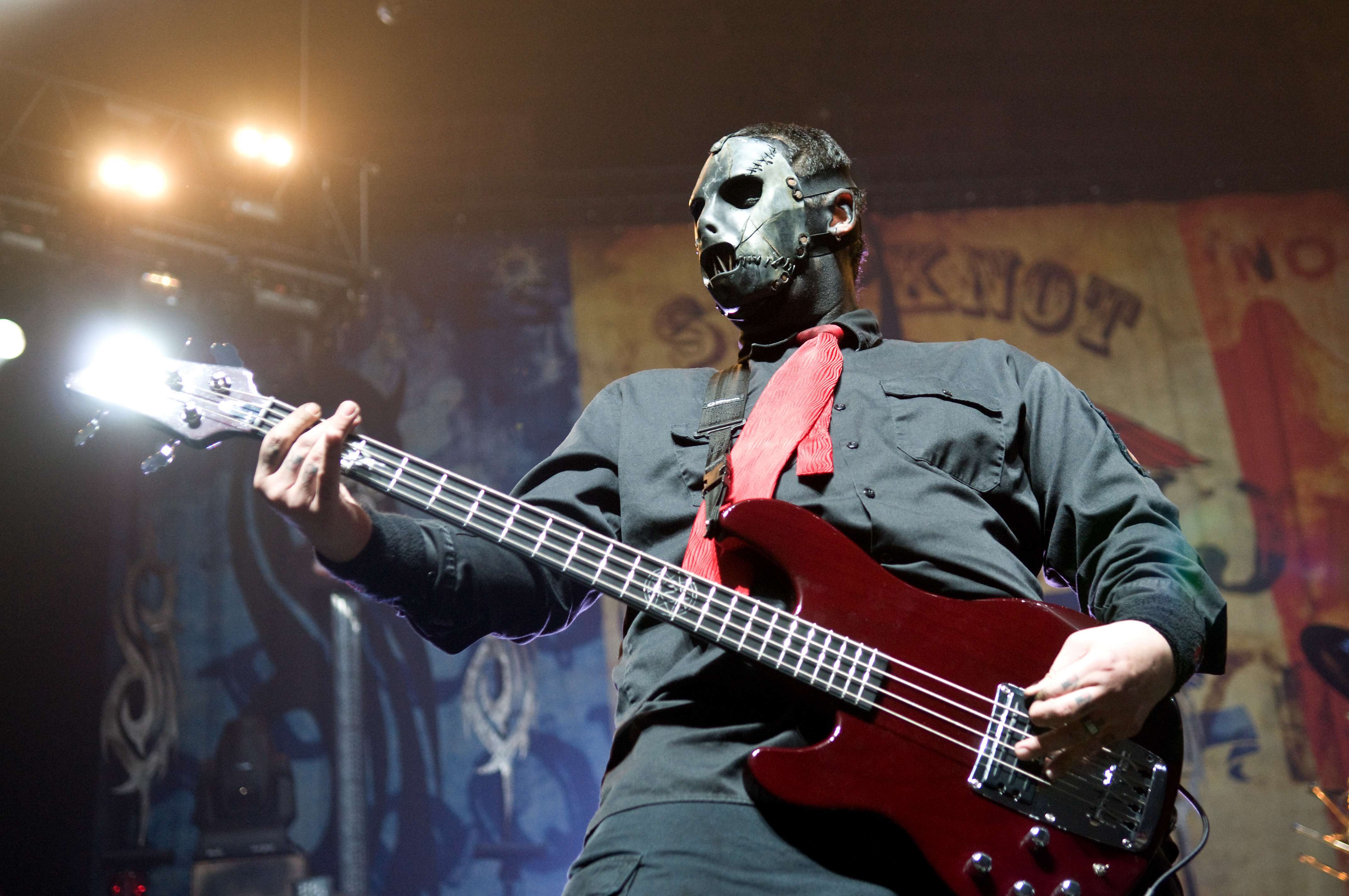 14 of the Greatest Left-Handed Musicians