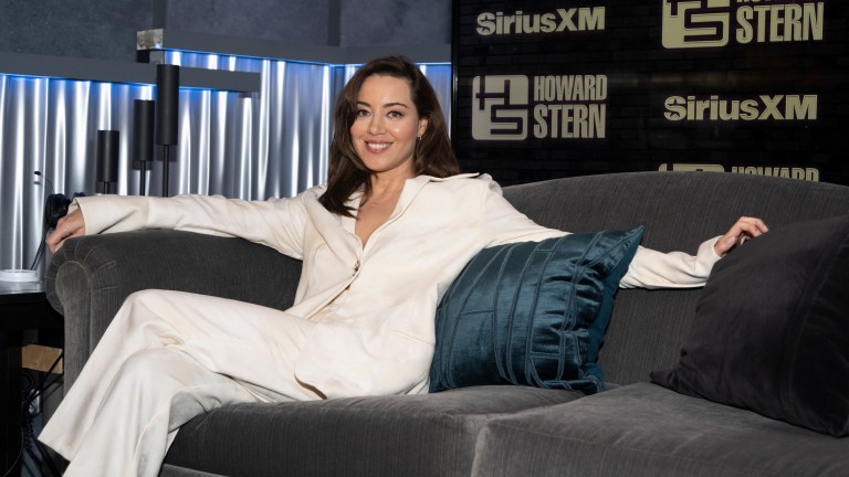 Aubrey Plaza on SmartLess: Pregnancy, Stroke Survival & Dry Wit
